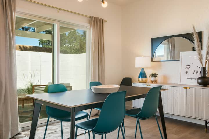 Moon Haven: Stylish 2-bedroom Retreat With Patio - Albuquerque, NM