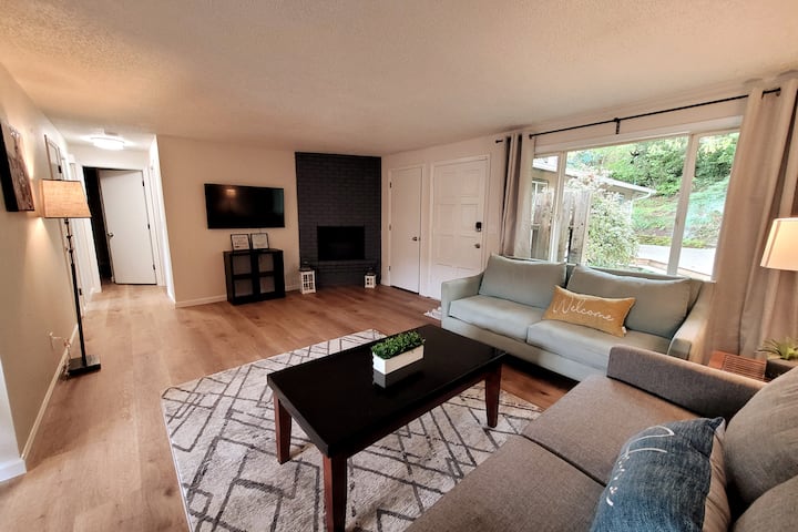 Cheerful 2 Bedroom Home W/parking On Quiet Street! - Salem, OR