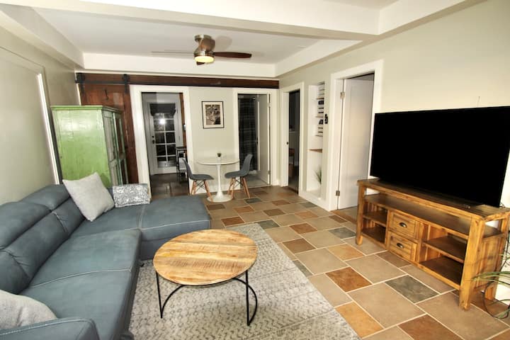 2 Bedroom Hideaway On The Ridge - Honolulu, HI