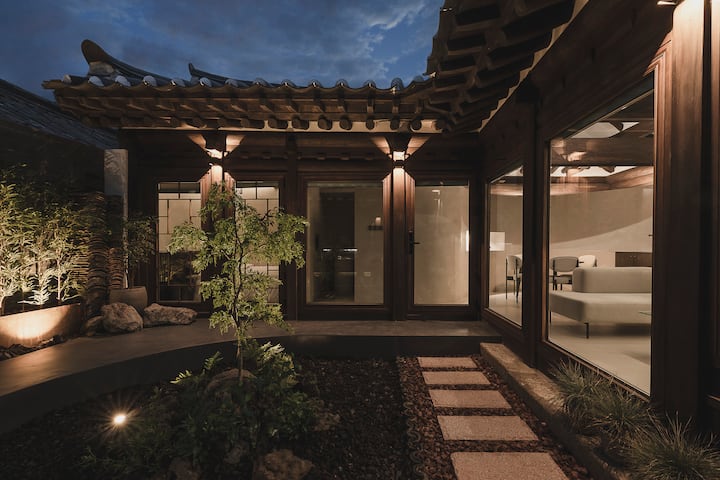 A Hanok Under Twilight Clouds, Ha Nok-un - Séoul
