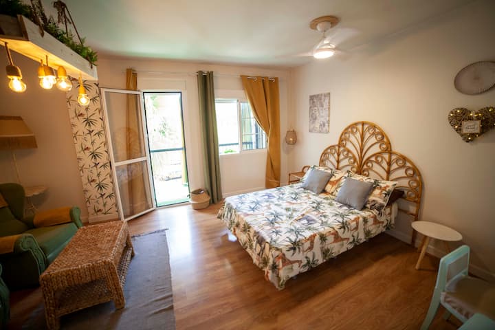 Suitte, Con Gran Terraza Para 3 Personas, Triana. - Camas