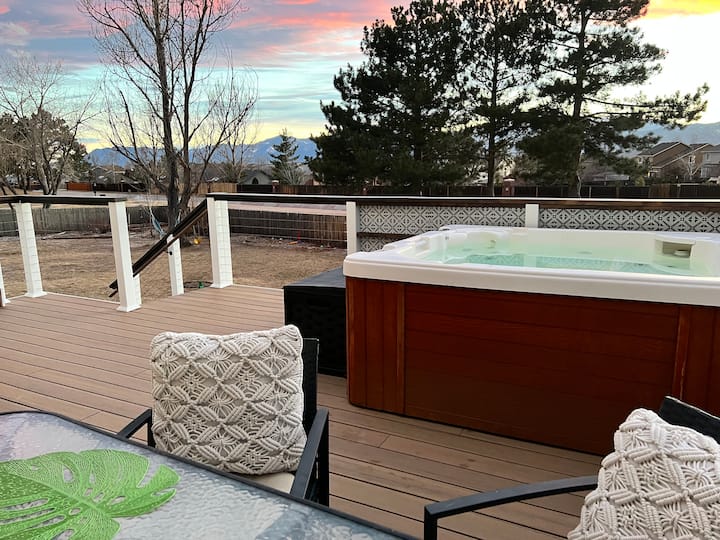 Hot Tub, Mountain View, Sauna, Piano & Theatre - Colorado Springs, CO