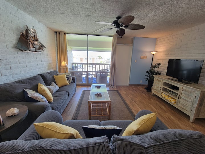 King 1bd/1ba Condo W/ Pool View & Beach Access - Port Aransas, TX