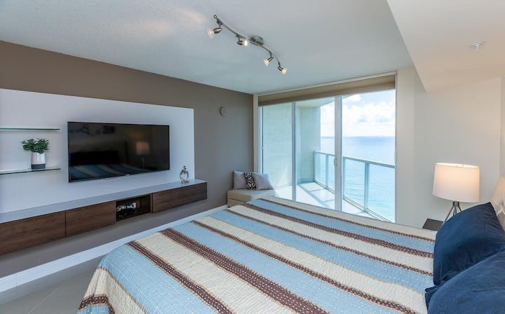Lovely 2-bedroom Oceanfront Condo - Sunny Isles Beach, FL