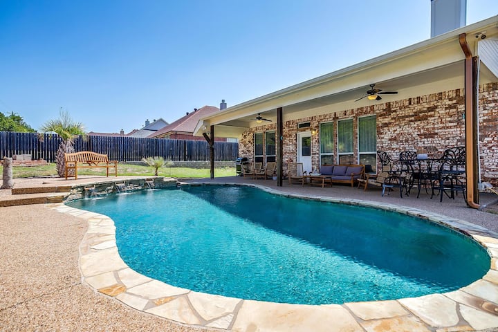 Cozy 4b/2b & Game Room, Minutes From Downtown - Granbury, TX