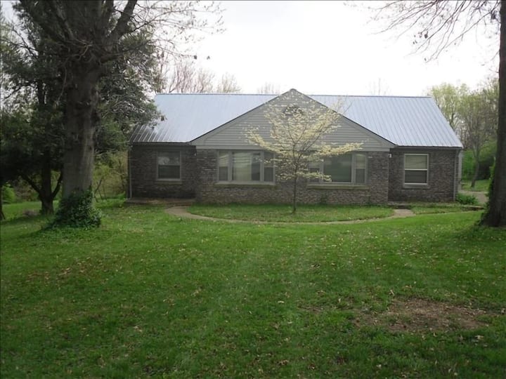 Stone Cottage 4 Bedroom / 2 Bath 4 Acre's - Lexington, KY