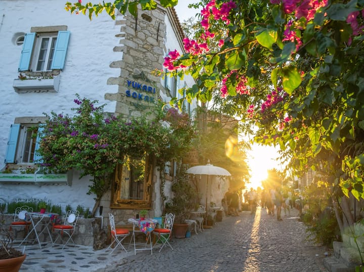 Begonvil 4 Yukarı Sokak Alaçatı - Çeşme