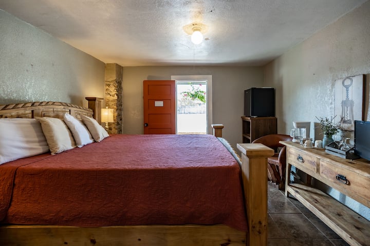 Delightful Winecup Inn Room At The Leakey Inn - Leakey, TX
