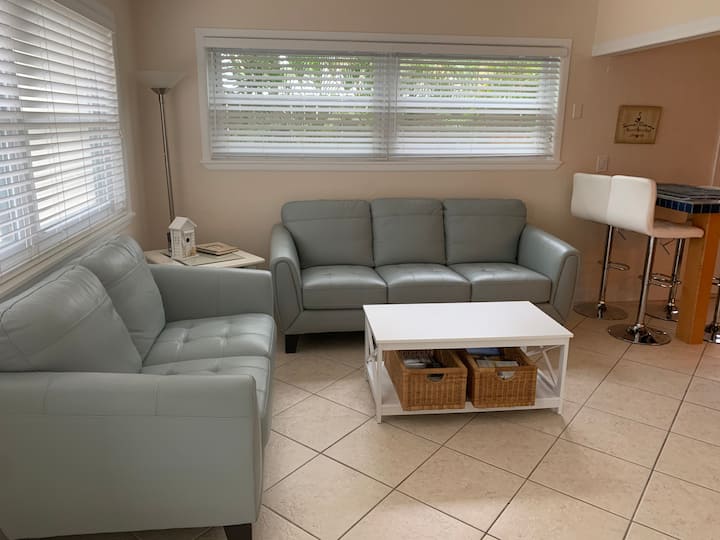 Cheerful 2-bedroom Cottage Steps To Lido Beach - Sarasota, FL