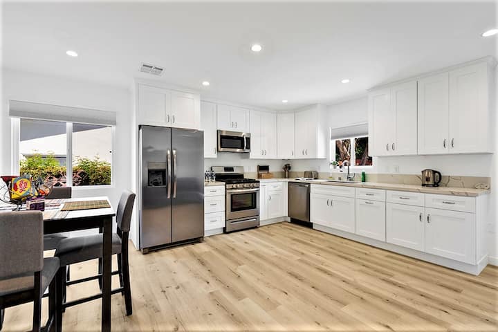 Cheerful, New 4 Bedroom & 2 Bathroom Home - Calabasas, CA