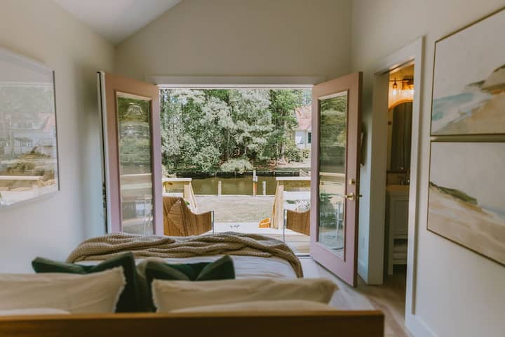 Cozy, Canal Front Tiny House! Bikes. Fire Pit! - Southern Shores, NC