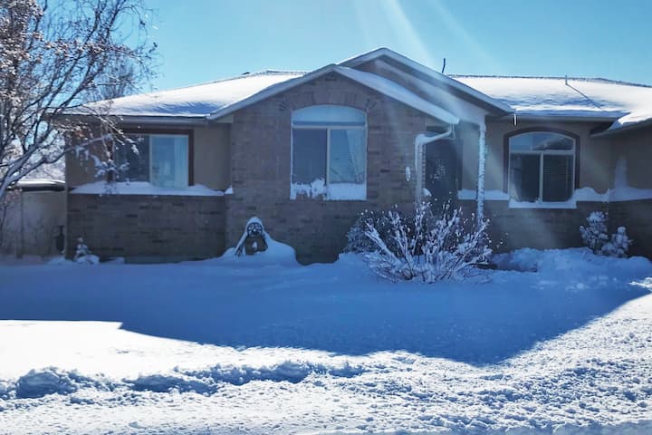 Crash In Our Cozy Garden Cottage "Life Elevated" - West Jordan, UT