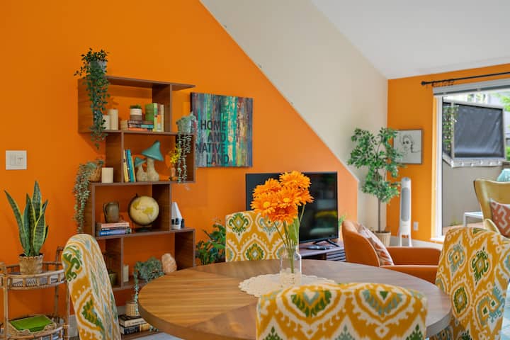 70s Chic - Retro Kits Loft Steps From The Beach! - Vancouver