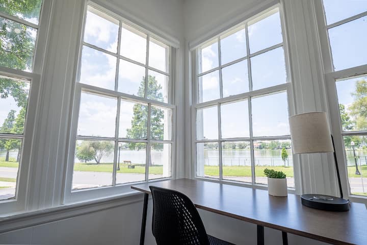 #1 Lakefront Property W/ Swans – Walk To Downtown - Lakeland, FL