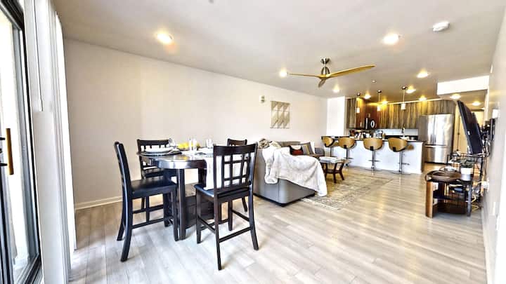 Uiuc Four Bedroom Unit With Balcony On Green St! - Champaign