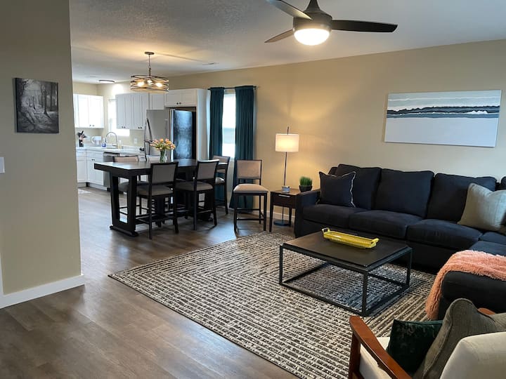 Restful 3 Bedroom 2 Bath Central Joplin - Joplin, MO