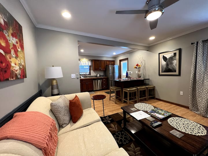 Downtown/track East-side Apartment - Saratoga Springs, NY