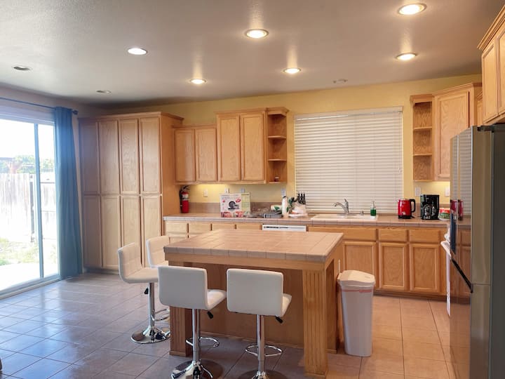 55"tvbedroom With Walk-in Wardrobe Shared Bathroom - Stockton, CA