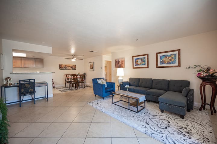 Spacious 3 Br/2 Bath Condo 1 Mile To The Strip - ラス・ベガス・ストリップ, NV