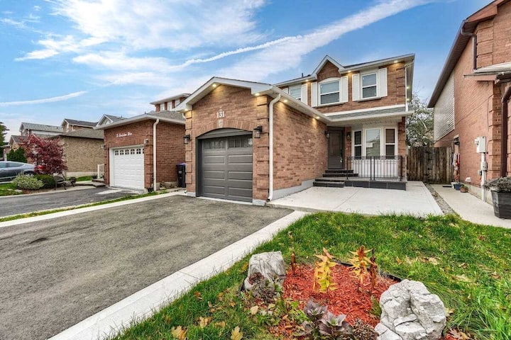 Monthly Classic 2 Bedroom House! - Brampton