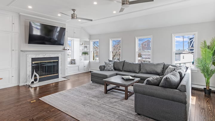 High-end 3 Bed Vacation House Across From Beach - Bridgeport