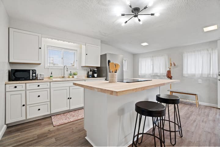 Lovely Remodeled Home Minutes From Downtown! - Fort Wayne, IN