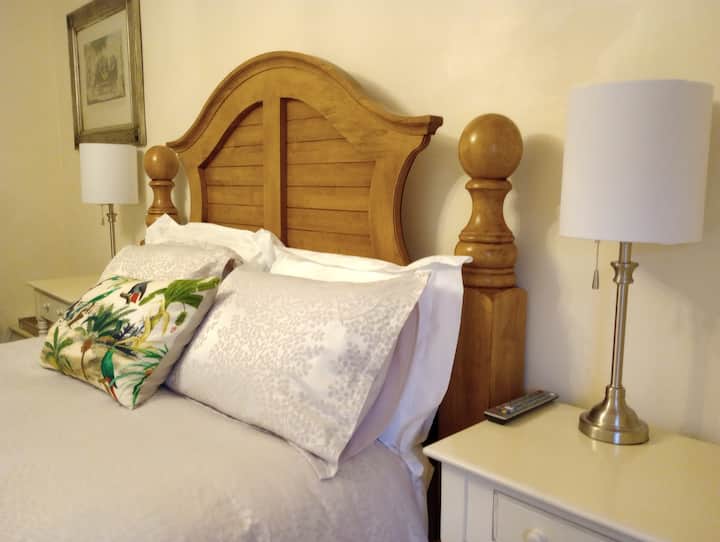 Room 5 King Size Bed With Private Shower En-suite - Rutland