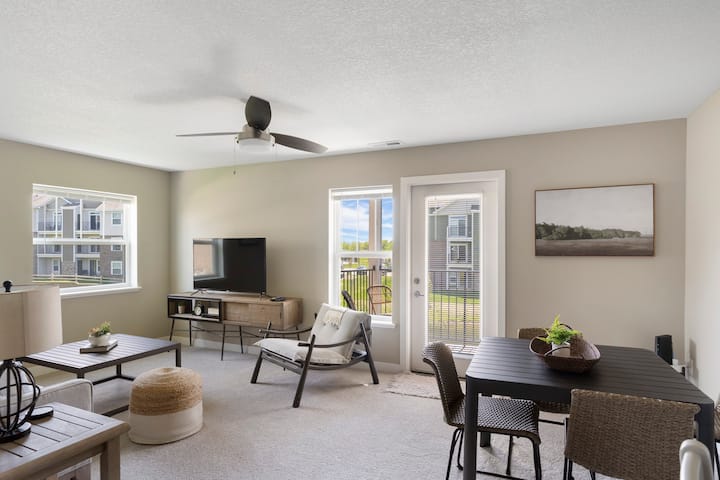 Dapper 1br Waterfront Jordan Creek W/gym & Pool - West Des Moines, IA