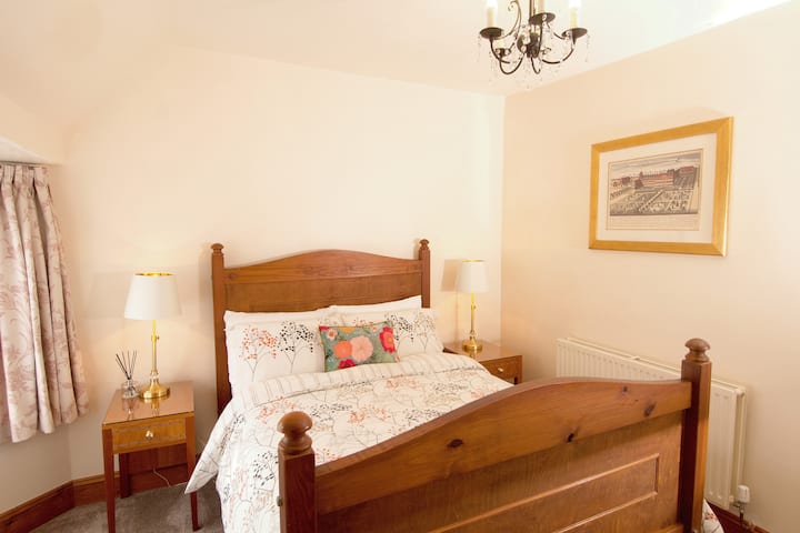 Room 1 Double Sized Room With Bath Shower En-suite - Rutland