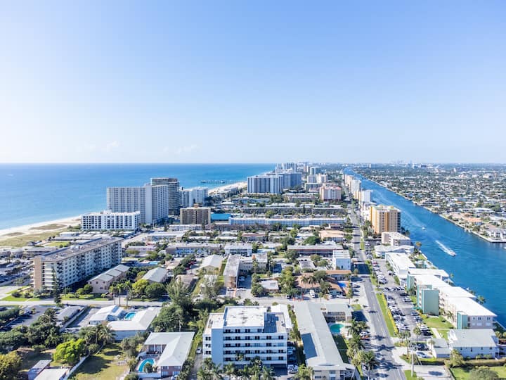 Cozy 1-bedroom Condo, Only Two Blocks From Ocean - Pompano Beach, FL