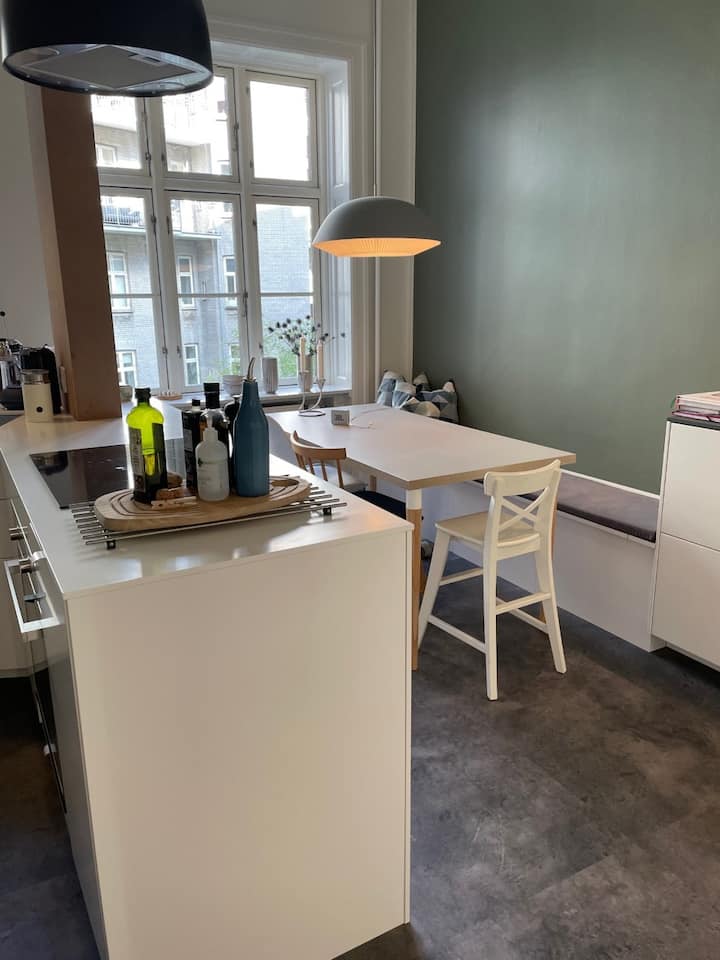Lys ØSterbo Lejlighed Med Køkken-alrum Og Altan - Copenaghen