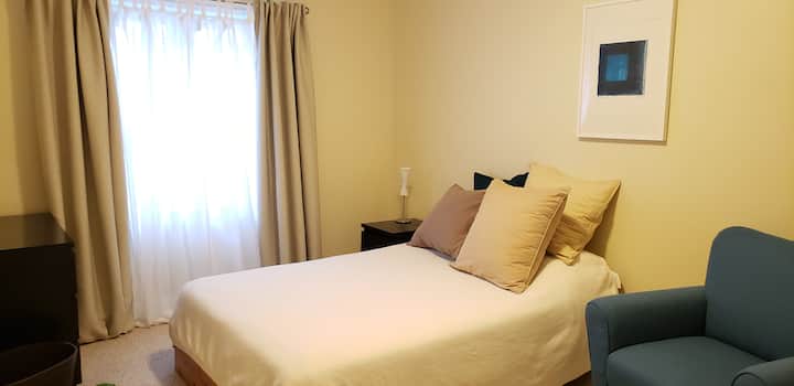 Large Room, Office, Hot Tub, By Subway East York - Toronto