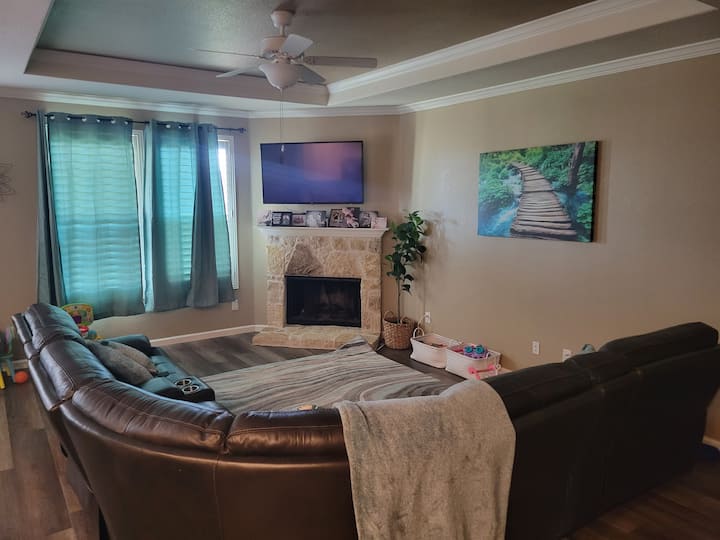 4 Br+flex Room,  3 Bath, Walk In Closets,  Lg Yard - Little Elm, TX