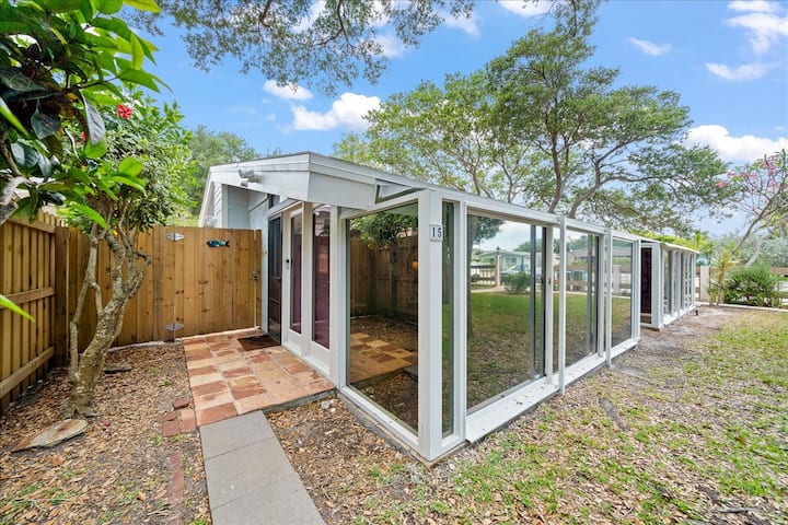 Ocean Hideaway 1 Bdrm Condo Steps To The Beach! - Cape Canaveral, FL