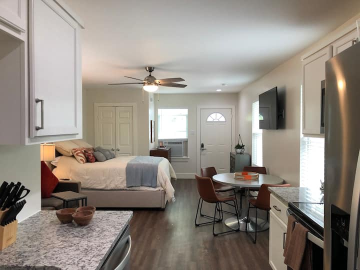 Guesthouse 9 Minutes From The Square - Denton, TX