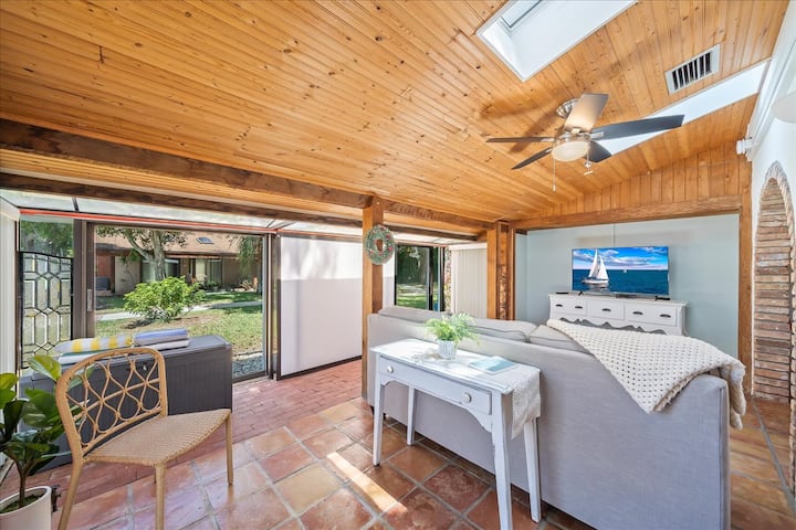 Quiet Secluded Townhouse Just Steps To The Beach! - Cape Canaveral, FL