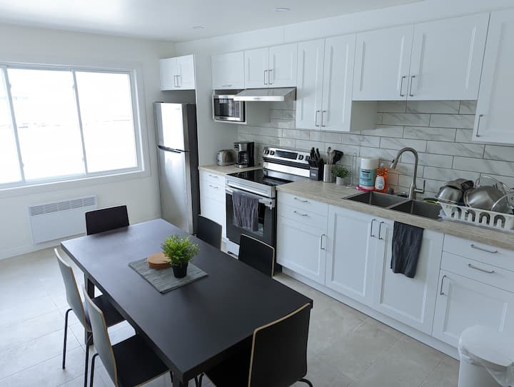Lovely 2 Bedroom Condo With Free Parking! - Laval, Quebec, Canadà