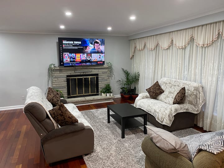 Adorable 3 Private Rooms- Main With Free Parking - Toronto