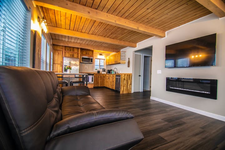 Cozy 3b W/ Yard | 2 Min To Downtown - Anchorage