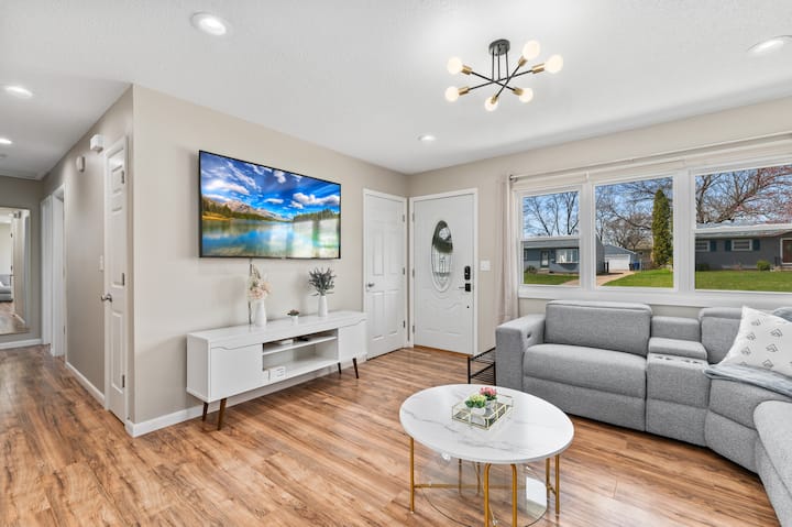 Modern 4 Bedrm Home, New 2nd Bathroom, Large Patio - Lost Grove Lake, IA