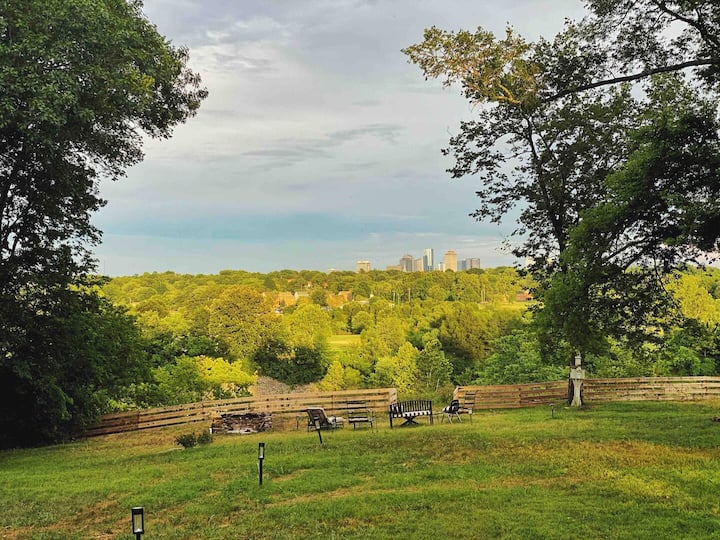 Stunning Sanctuary | King | Hot Tub | Skyline View - Nashville, TN
