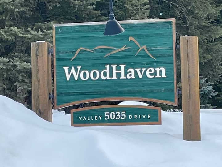 Woodhaven Ski-in, Ski-out Townhouse With Hot Tub - Sun Peaks Resort, BC