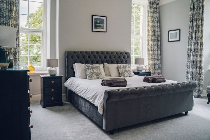 Spacious Victorian Apartment In Menai Bridge - Bangor