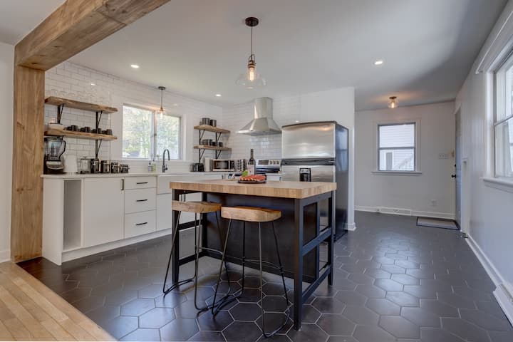 City Escape W Deck, Bbq & Beautiful Back Yard - Halifax