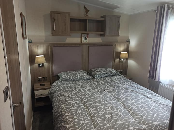 Delightful 2 Bedroom Holiday Home With Decking. - Portsmouth