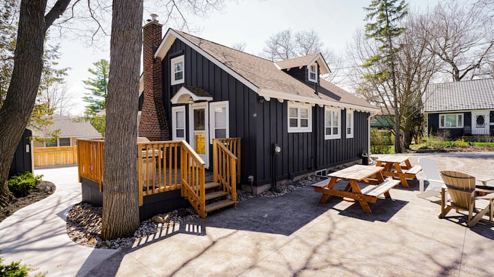 10 Guests, 8-bed Luxury Cottage Near Main Street - Grand Bend