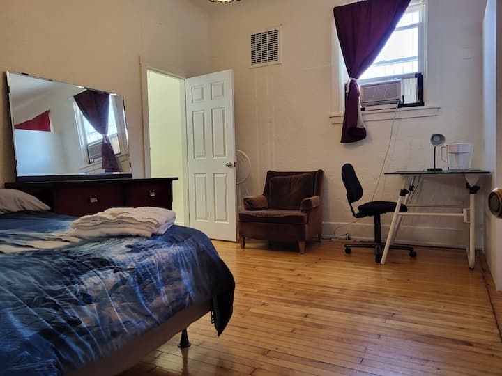 23rd Pl 3d With Private Bathroom - Chicago, IL