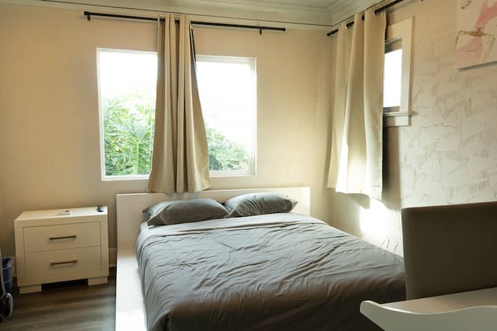 Spacious Room#1 In Home Crenshaw - Los Angeles, CA