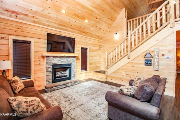 New Comfy 3 Bedroom Cabin W/ Game Room & Hot Tub - Sevierville, TN