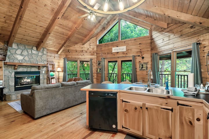 Romantic Cabin In The Trees With Hot Tub And Wifi - Sevierville, TN